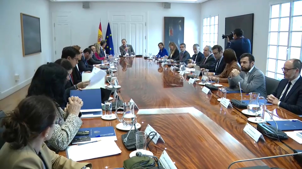 El Gobierno explica que los cortafuegos actuaron y sitúa la primera oscilación probablemente en ...